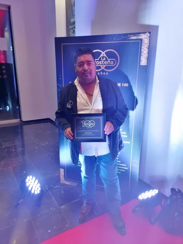 Mario Medina galardonado como "un mexicano de 100" por La Costeña